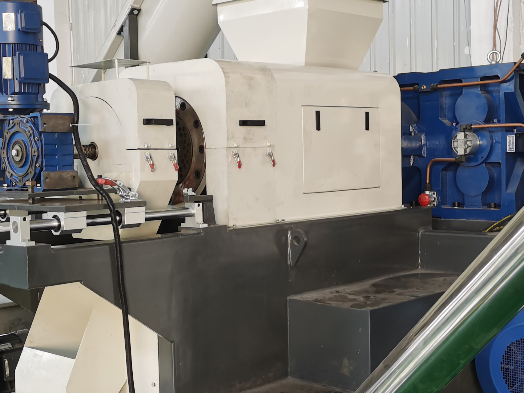 Squeeze Pelletizing Machine